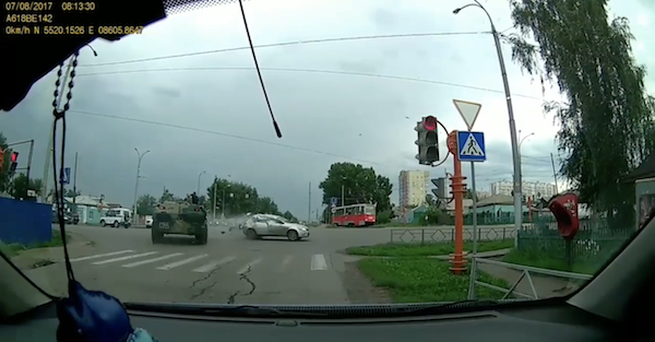 Dashcam proves you have to be ready for anything on Russian roads - alt ...