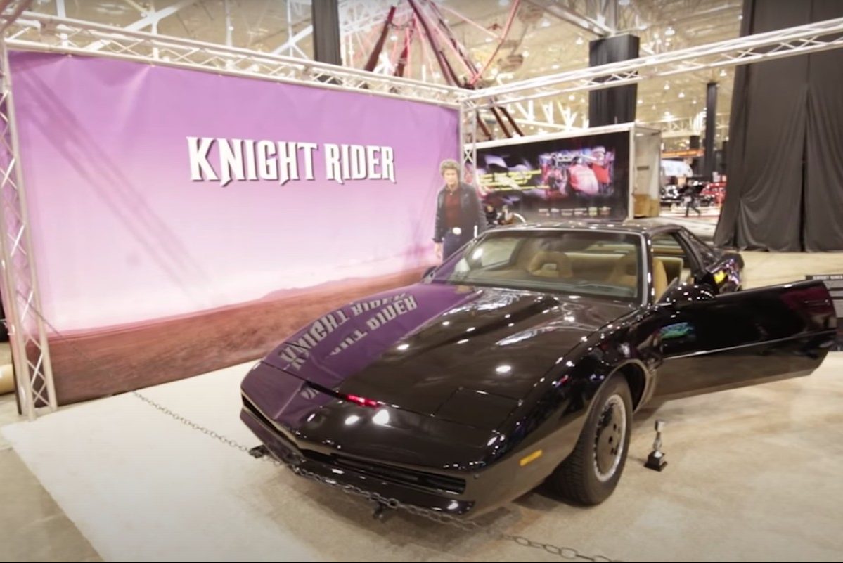 KITT Replica Car Built by "Knight Rider" Fan Is Incredible: Watch Him ...