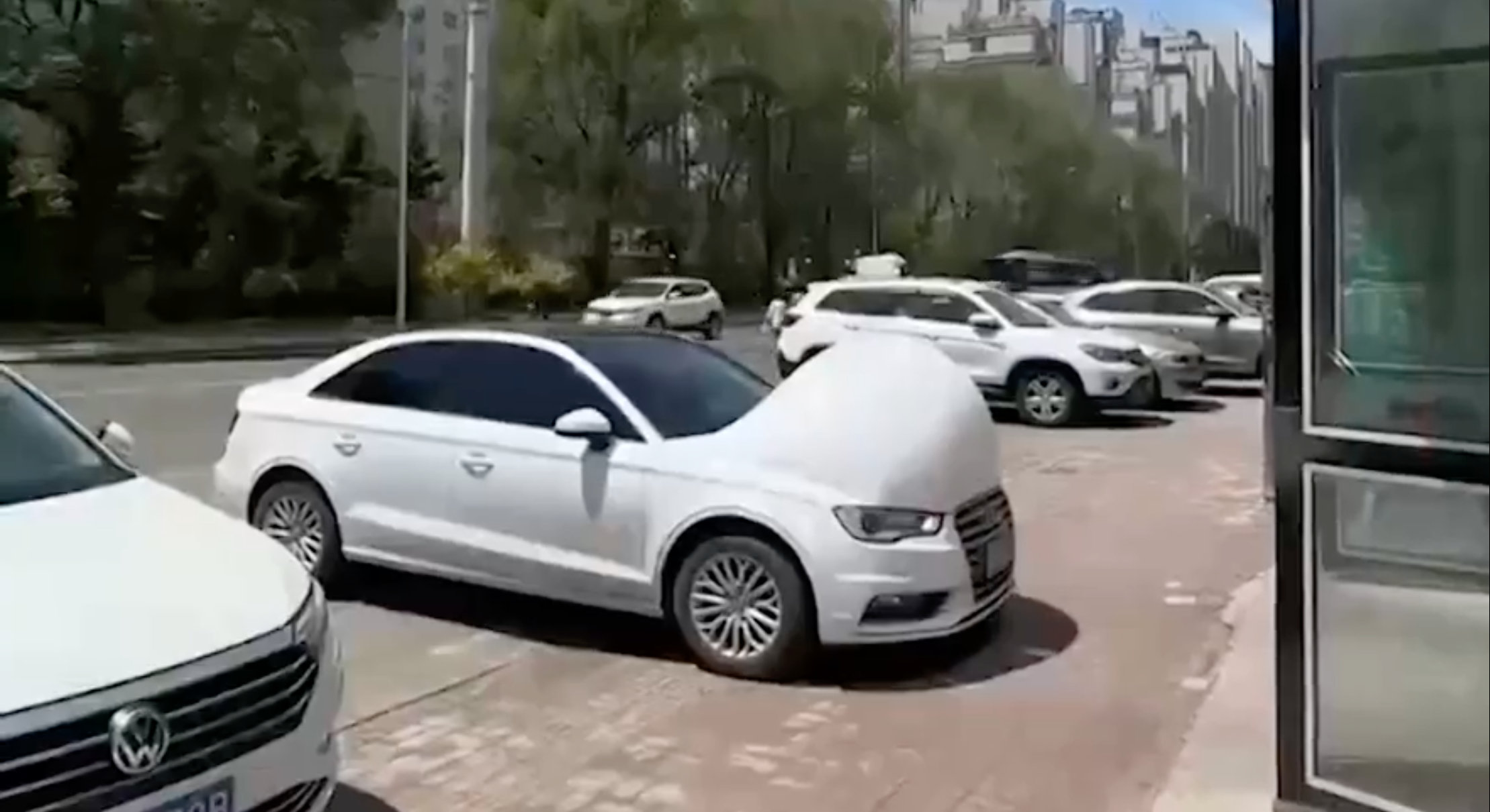 Heat in China leads to 'baby bumps' on cars - alt_driver